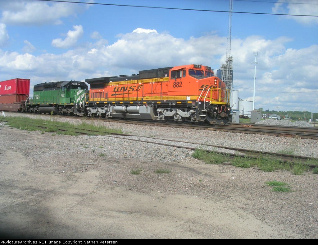 BNSF 882